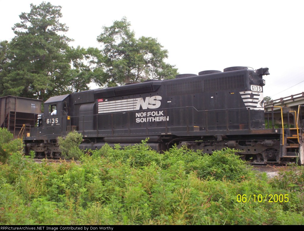 NS 6135 switching at Gordon Yard